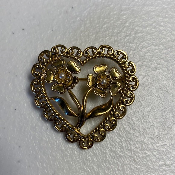 Avon | Jewelry | Avon Heart Shape With Flower Center Gold Tone Brooch ...